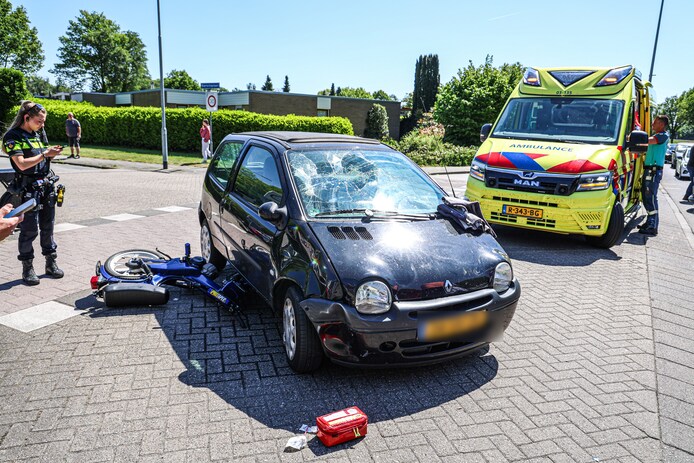 Bromfietser gewond bij harde botsing in Emmen | Hardenberg | destentor.nl