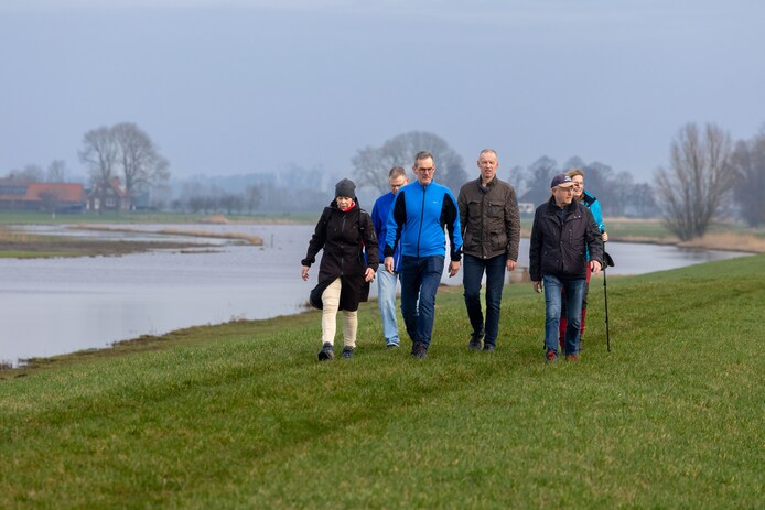Winterwandeling in Kamperzeedijk trekt deelnemers uit dorp en omstreken. ‘Dit bindt mensen ...