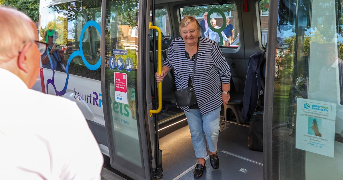 Thea (76) heeft haar eigen halte en wordt gehuldigd bij bijzondere ...
