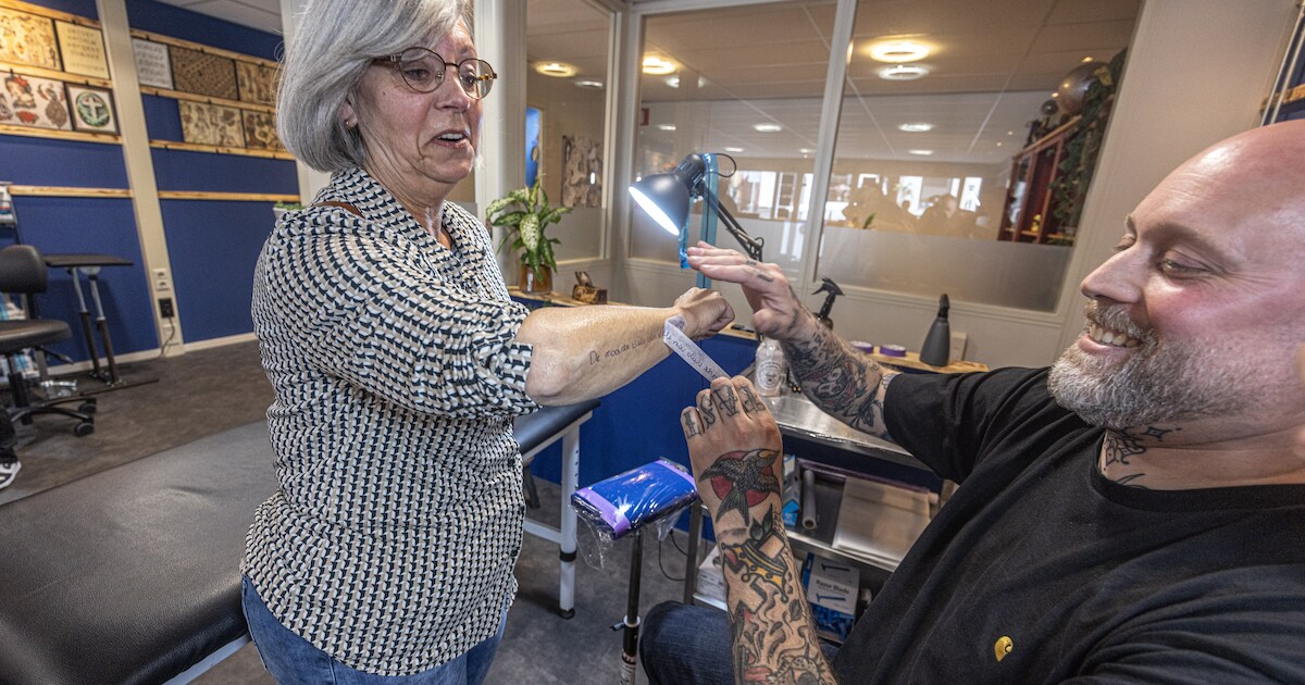 Annerieke (65) uit Kampen krijgt tattoo van PEC Zwolle: ‘Hoe ouder, hoe ...