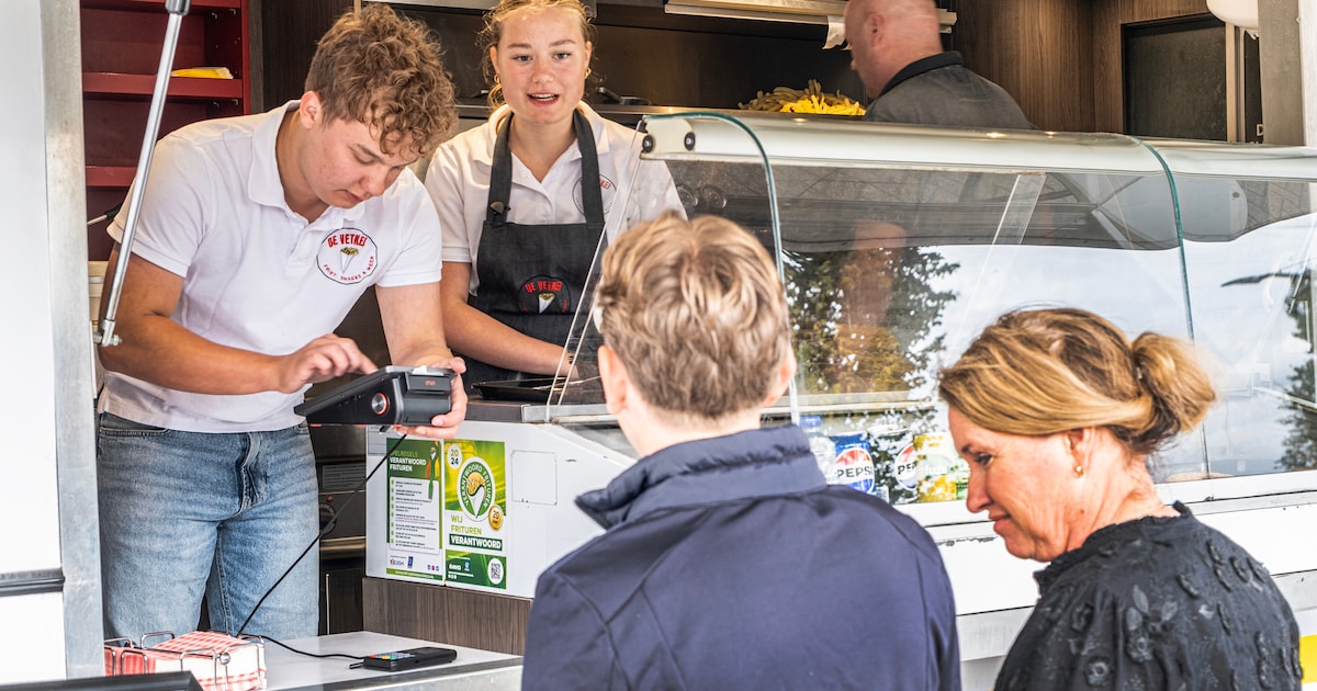 Drukte bij de frietkraam van Jasmijn (15): mensen halen snacks en friet ...
