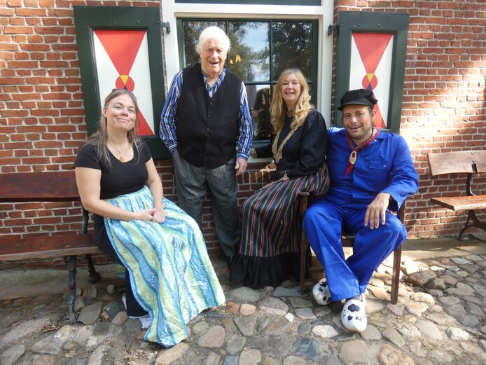 De humor in Twente ligt op straat: ‘Kan de baby wel goed zien ...