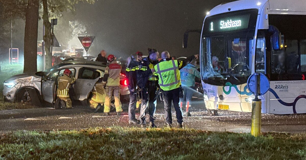 Stadsbus botst hard tegen auto in Zwolle: twee gewonden en grote schade ...