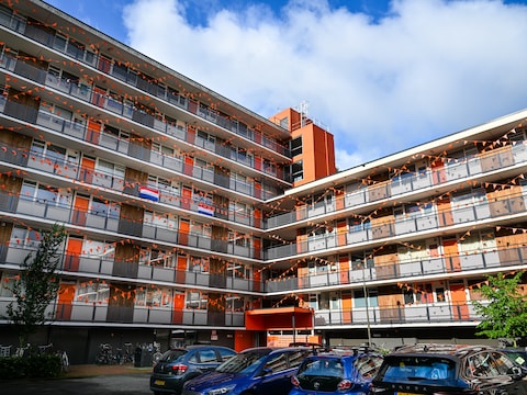 Deze flat is het hele jaar oranje, maar voor Frank is dat niet genoeg ...