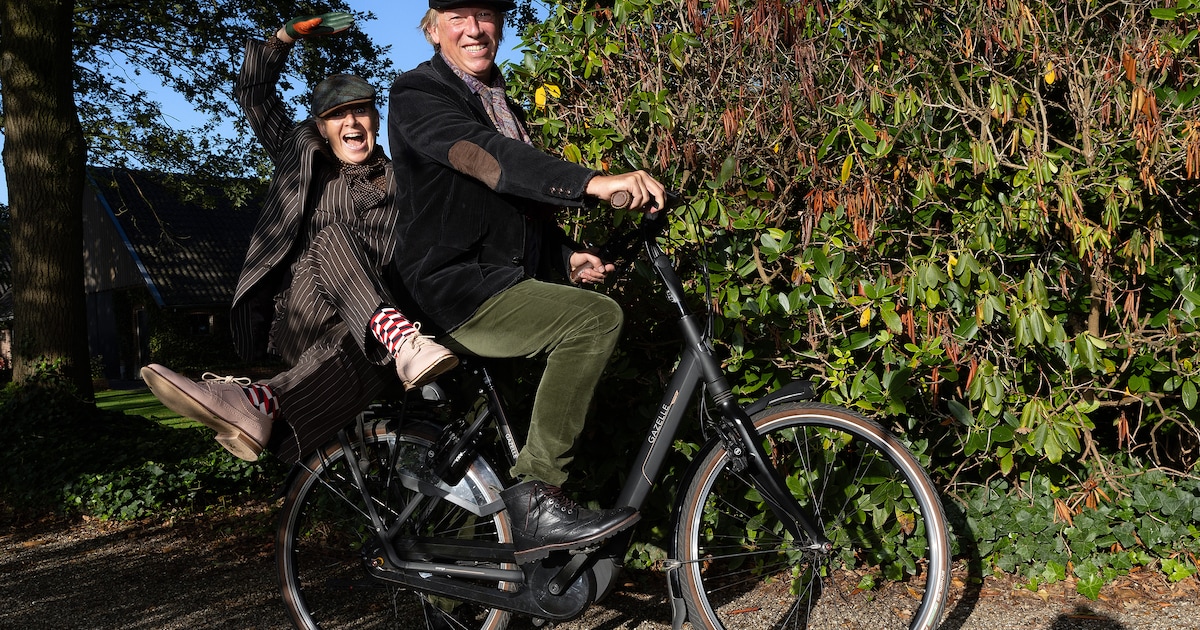 In kleding uit de vorige eeuw op een oude fiets langs de Vordense kastelen en dat met deze ...