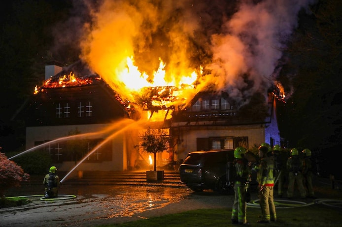 Villa met rieten kap verwoest door vuurzee in Ugchelen, politie gaat uit van brandstichting ...