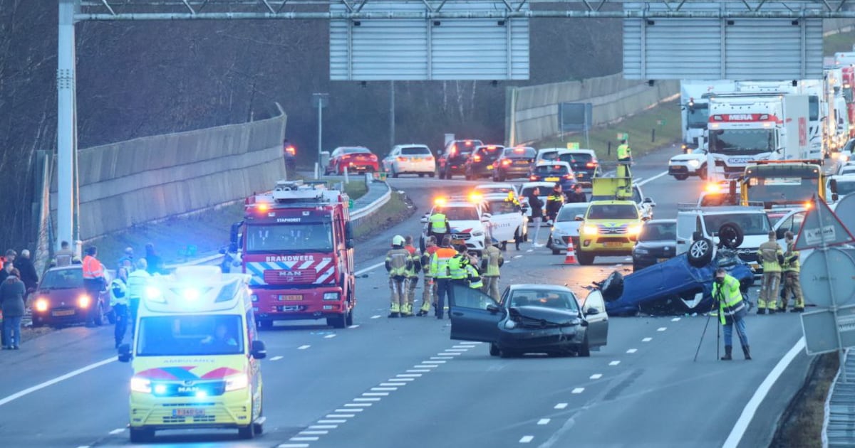 Man rijdt onder invloed snoeihard in op auto’s op A28 bij Staphorst ...