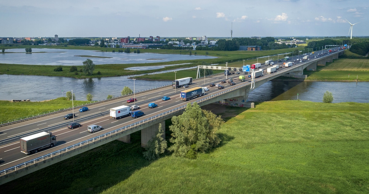Vooral bruggen en viaducten zijn tijdens ijzel spekglad: hoe kan dat ...