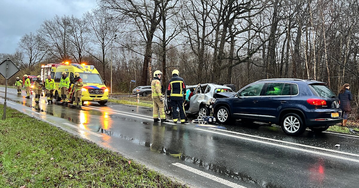 Meerdere auto's botsen op elkaar in Putten: brandweer moet persoon ...