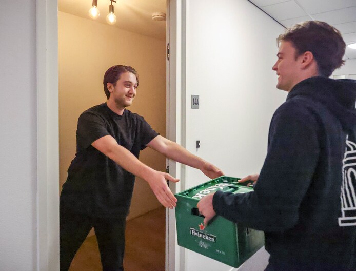 Gesloten kroegen en supermarkten zijn goudmijn voor de bierkoerier in ...