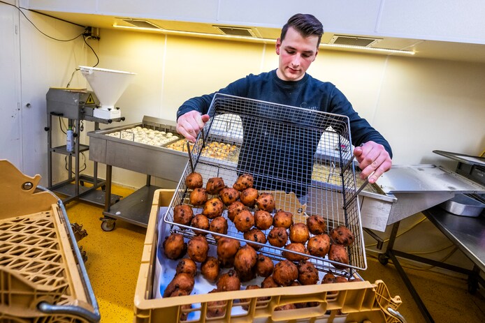 ‘Mister Oliebol’ Jeroen (26) bakt er duizenden per uur: ‘Je moet lief ...
