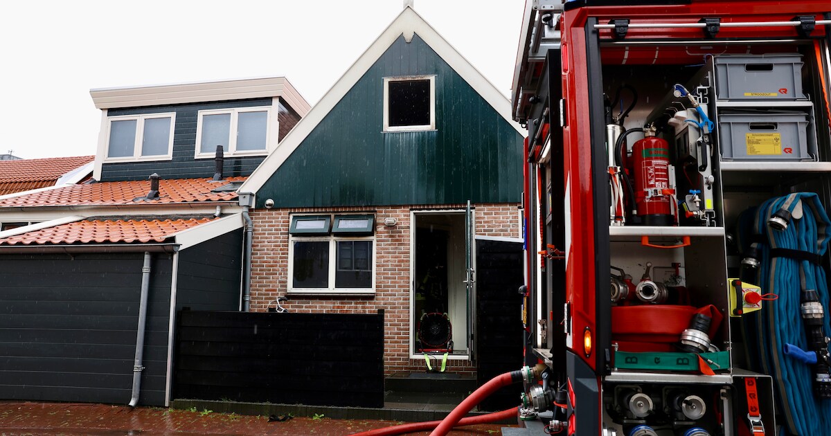 Bewoner naar ziekenhuis na brand in het oude dorp op Urk, woning ...