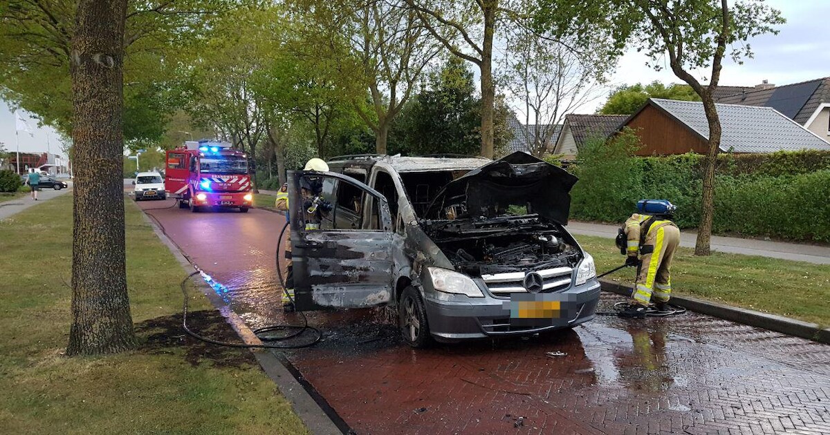 Auto vliegt ‘spontaan’ in brand in Staphorst | Staphorst | De Stentor.nl