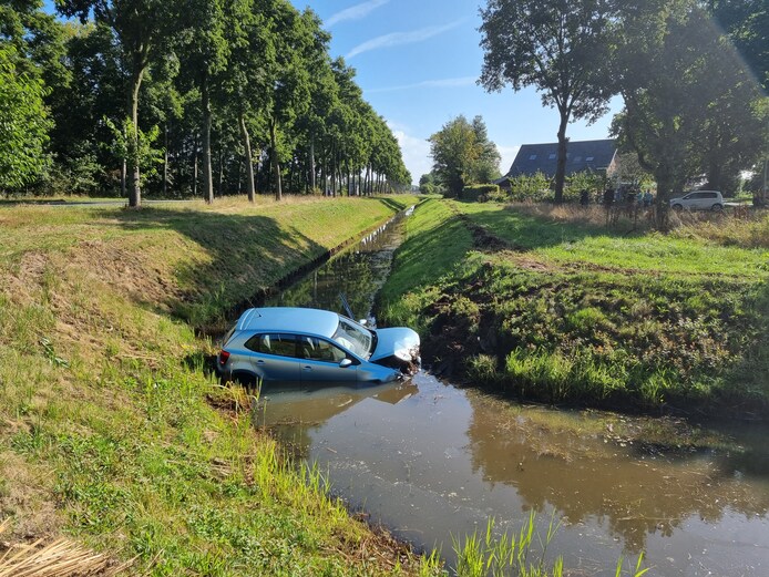 Auto in de sloot bij Meppel, bestuurder gewond naar ziekenhuis | Meppel | destentor.nl