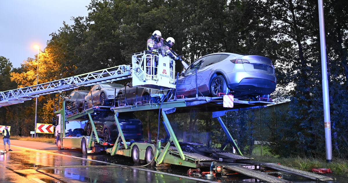 Tesla’s vatten vlam op vrachtwagen op A35: meerdere auto’s zwaar ...
