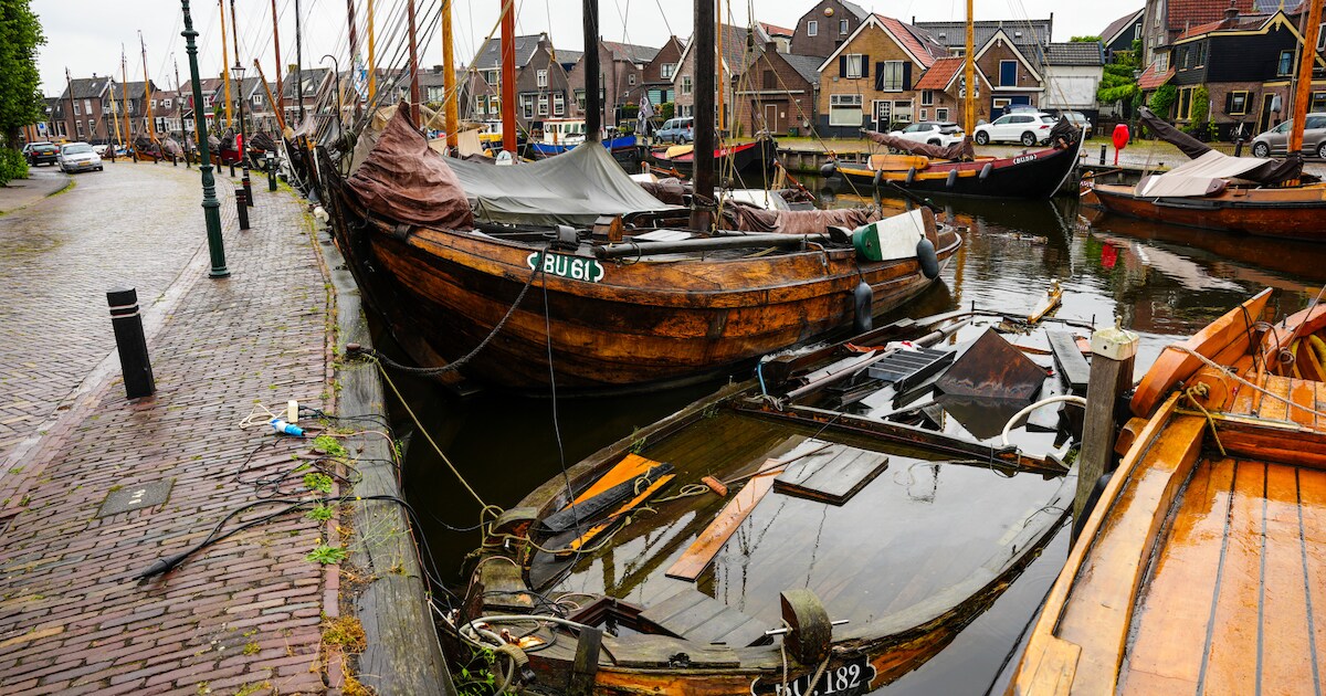 Historische boot, botter BU 182, zinkt in haven van Spakenburg ...