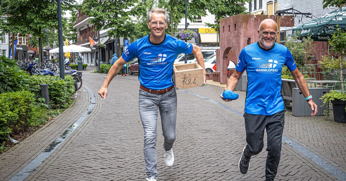 Warmlopers ontvangen Zwolse Blauwe Kei: ‘Gezondheid heb je niet voor ...