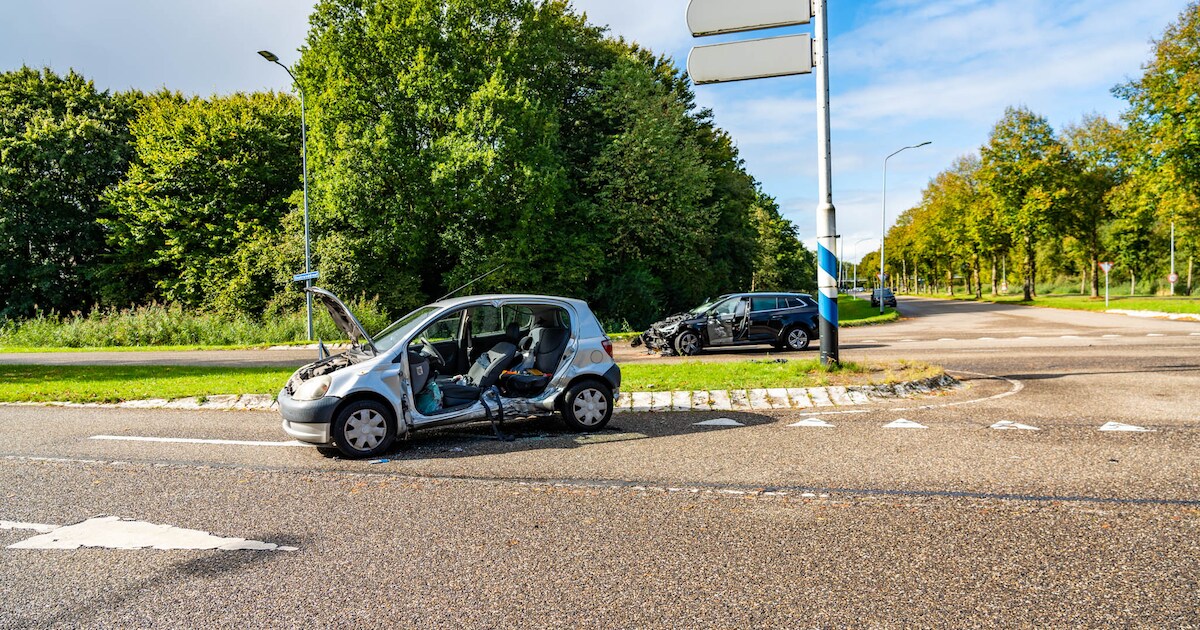 Forse schade nadat twee auto's op elkaar botsen op kruising in Lelystad | 112 nieuws Lelystad ...