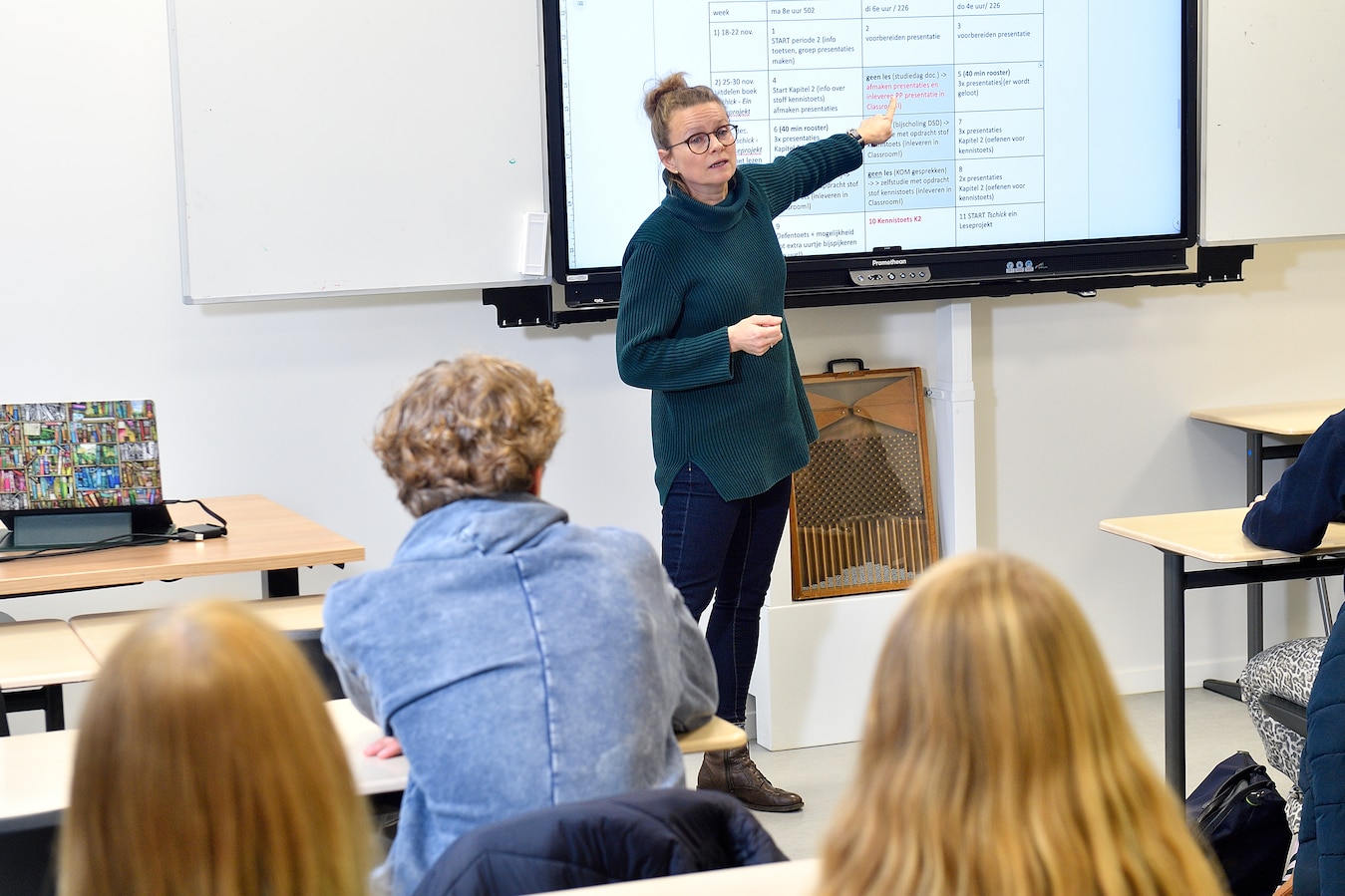 Duits docent Julia ziet met lede ogen aan hoe haar vak verdwijnt ...