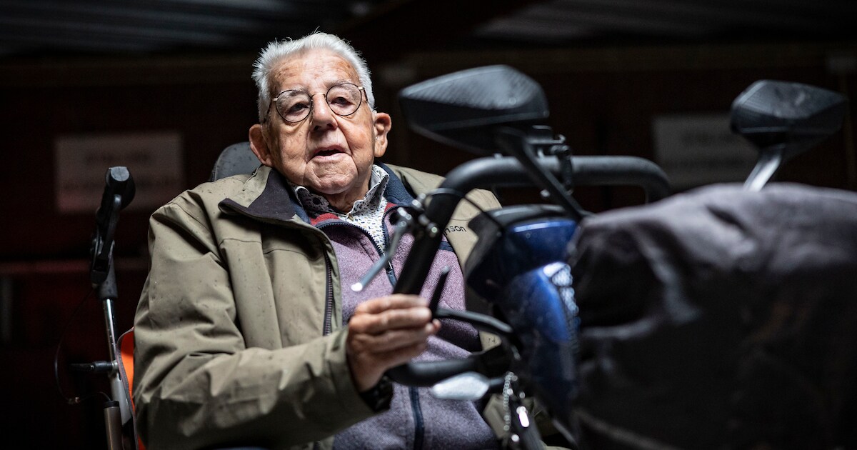Fons (91) rijdt heel Twente door op zijn scootmobiel, en soms gaat het ...