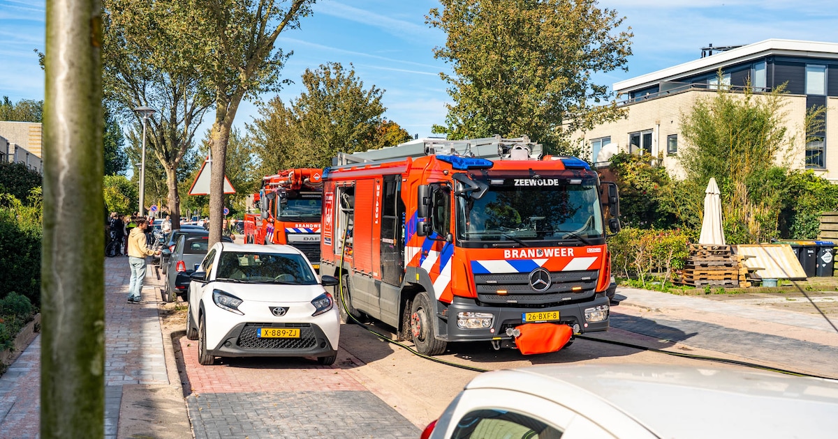 Schuurbrand Zeewolde: brandweer voorkomt overslag naar naastgelegen ...