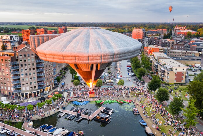 Is het een ufo? Of is Hardenberg het decor van een scifi-film? Nee, het zijn luchtballonnen ...