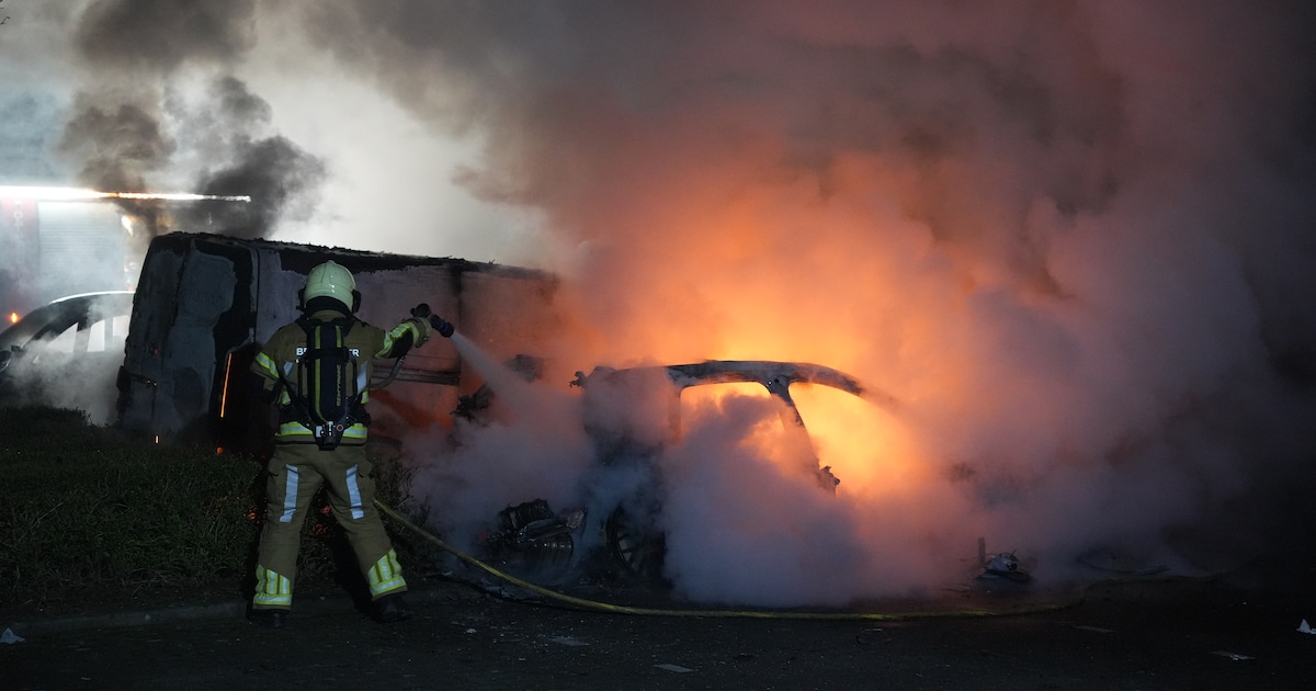 Veel vlammen en flink wat rook: Porsche en bestelbus branden volledig ...