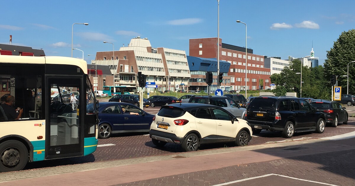 Kop-staartbotsing zorgt voor verkeersinfarct in Deventer centrum | Deventer | De Stentor.nl