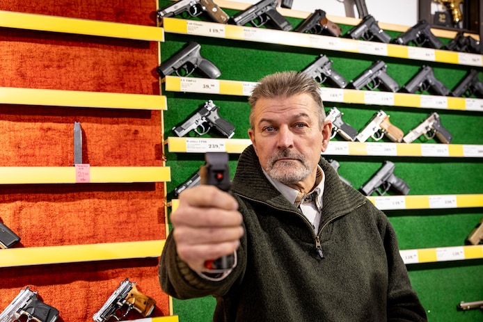 Deze wapens zijn vlak over de grens gewoon te koop, en dat doen Nederlanders massaal: ‘Ze willen ...