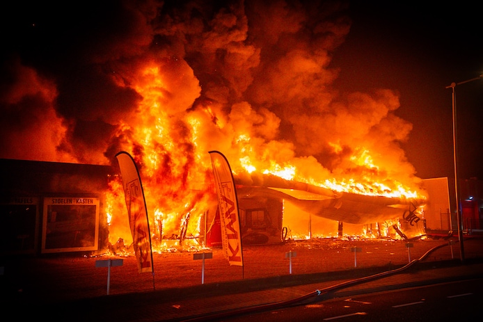 Arnhemse meubelzaak totaal verwoest na brand, 150 brandweerlieden in ...