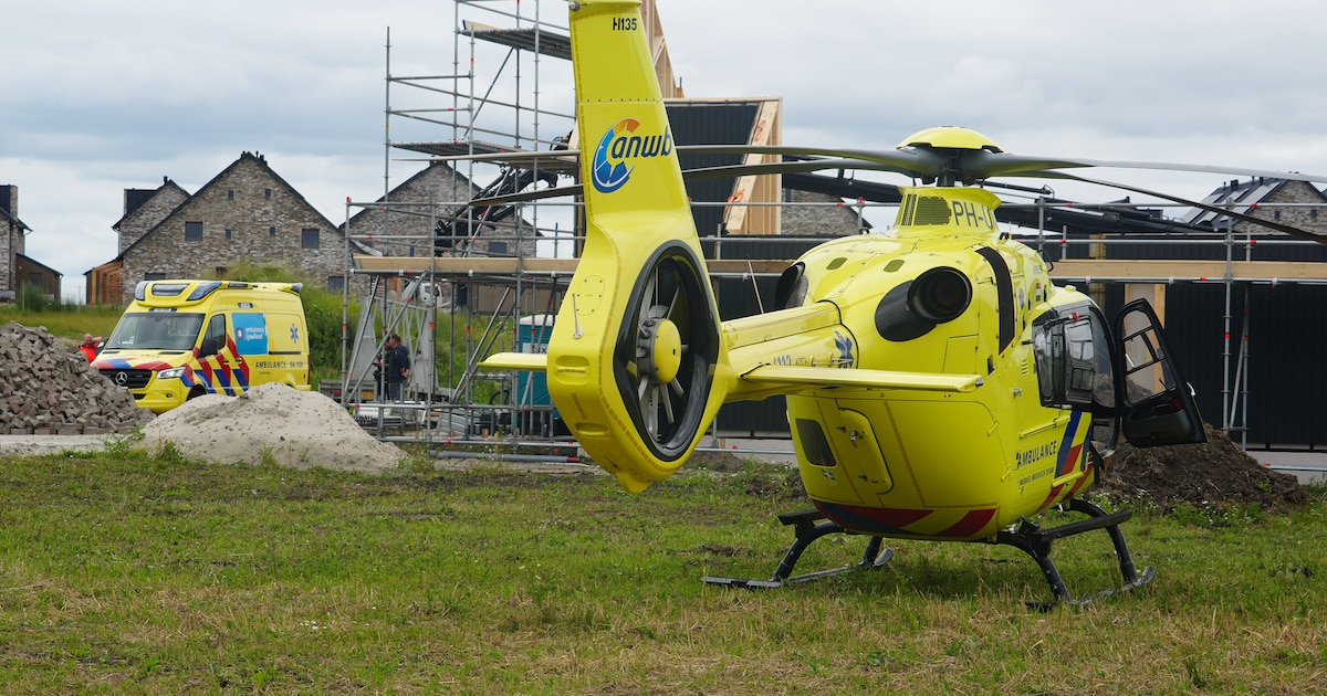 Bouwvakker komt hard ten val tijdens werkzaamheden in Reeve, traumaheli ...