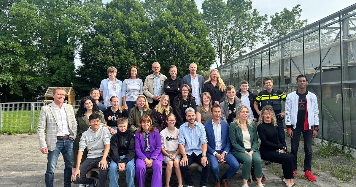 Dit stuurden jullie in: Leerlingen op de stoel van de baas • Dansers uit Ommen naar huis met ...