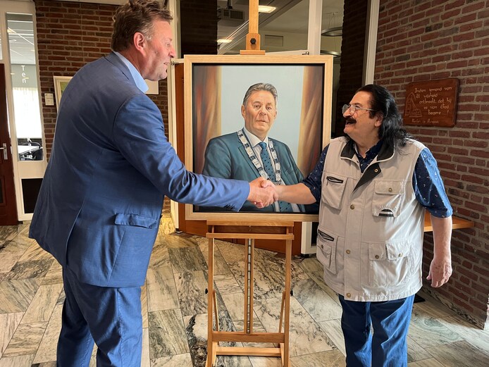 Portret oud-burgemeester Van de Weerd onthuld in Nunspeet | Nunspeet ...