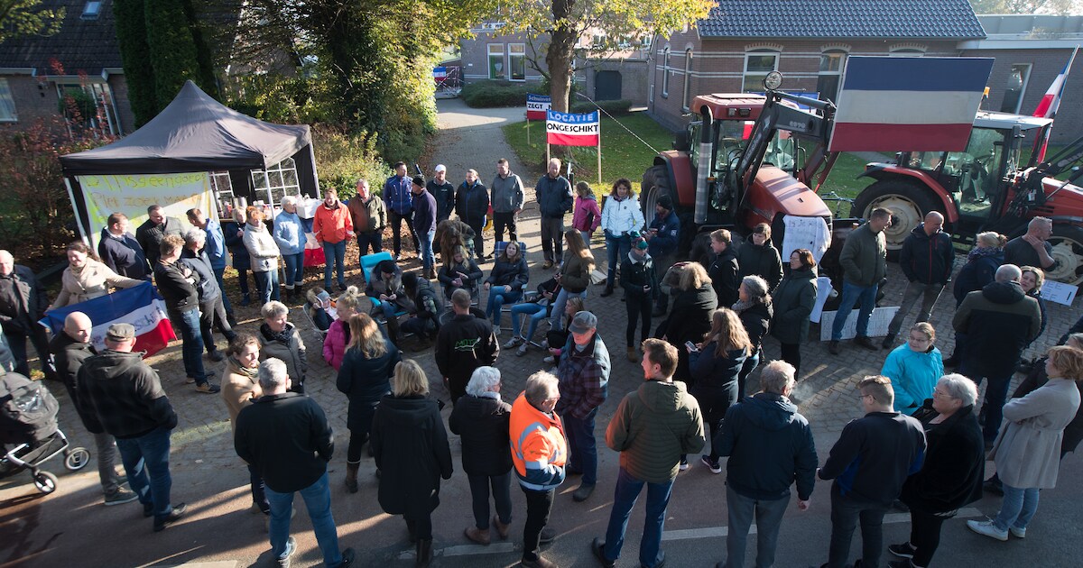 Inwoners Schuinesloot blokkeren oude school tegen opvang Oekraïners ...