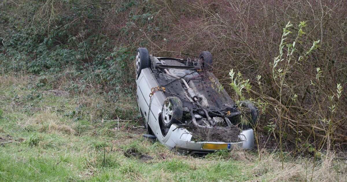Automobilist raakt macht over stuur kwijt en crasht in greppel Almere | 112 nieuws Almere ...