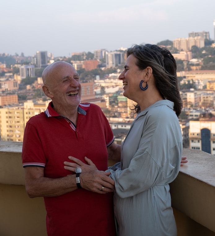 Hopeloos verliefd laat Leo (77) alles achter voor zijn Corinne: ‘Soms ...