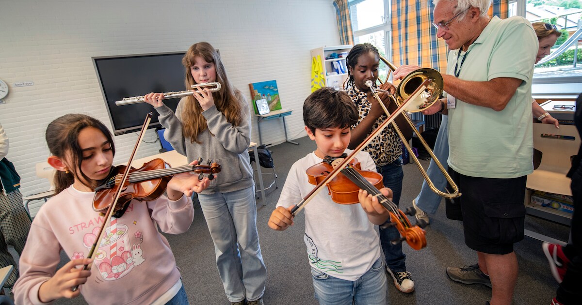Door muziekles stralen kinderen op Apeldoornse Wereldschool: ‘Ook al ...