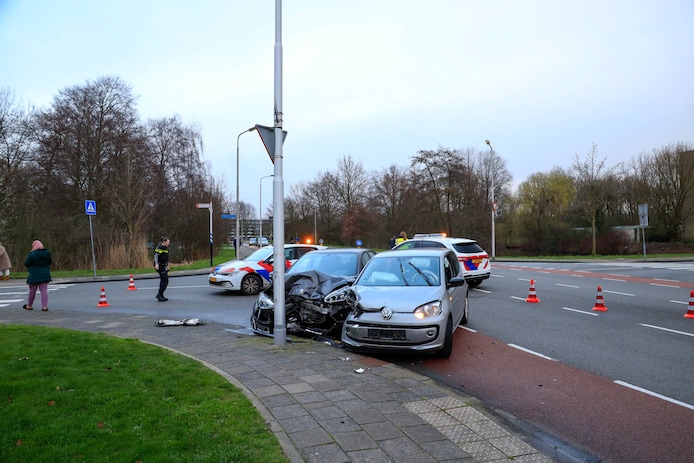 Auto’s botsen frontaal op elkaar in Amersfoort | Amersfoort | destentor.nl