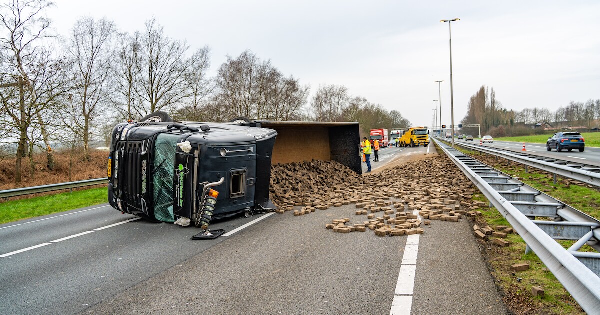 Ravage op A1 door gekantelde vrachtwagen met stenen, weg richting Apeldoorn tot na avondspits ...
