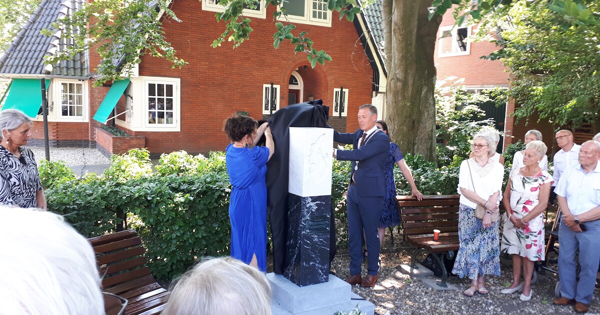 68 jaar na busramp met jeugdkoor onthult Den Ham een monument: ‘Daar is ...