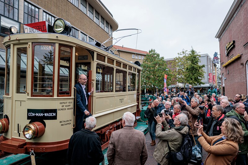 TET-tram is terug in volle glorie, gelijktijdig met verrassend boek van ...