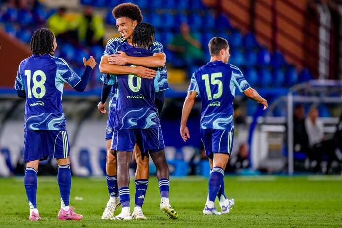 Ajax naar finale Como Cup na ruime zege op Celtic, Aaron Bouwman (17) maakt fraaie goal ...