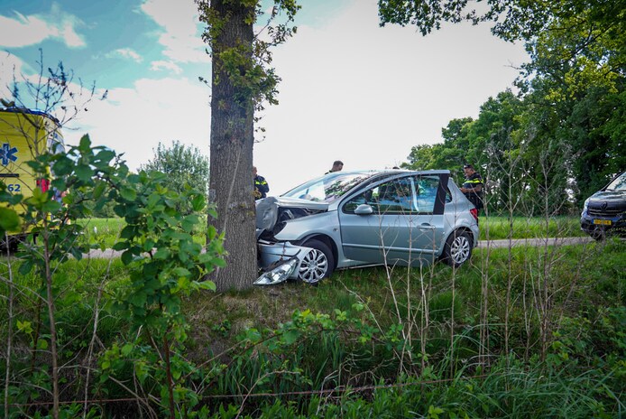 Auto botst tegen boom in Brummen: bestuurder gewond | 112 nieuws Brummen | destentor.nl