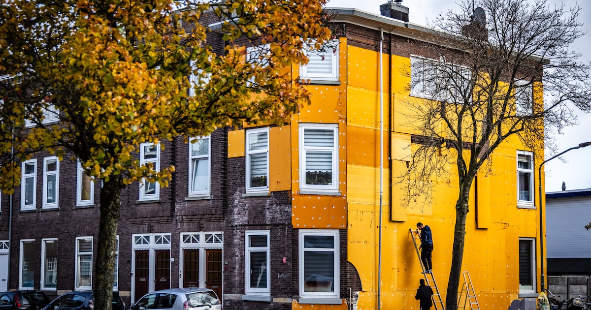 Vijf maanden keek de buurt aan tegen dit bizarre gele huis, nu gaat de ...