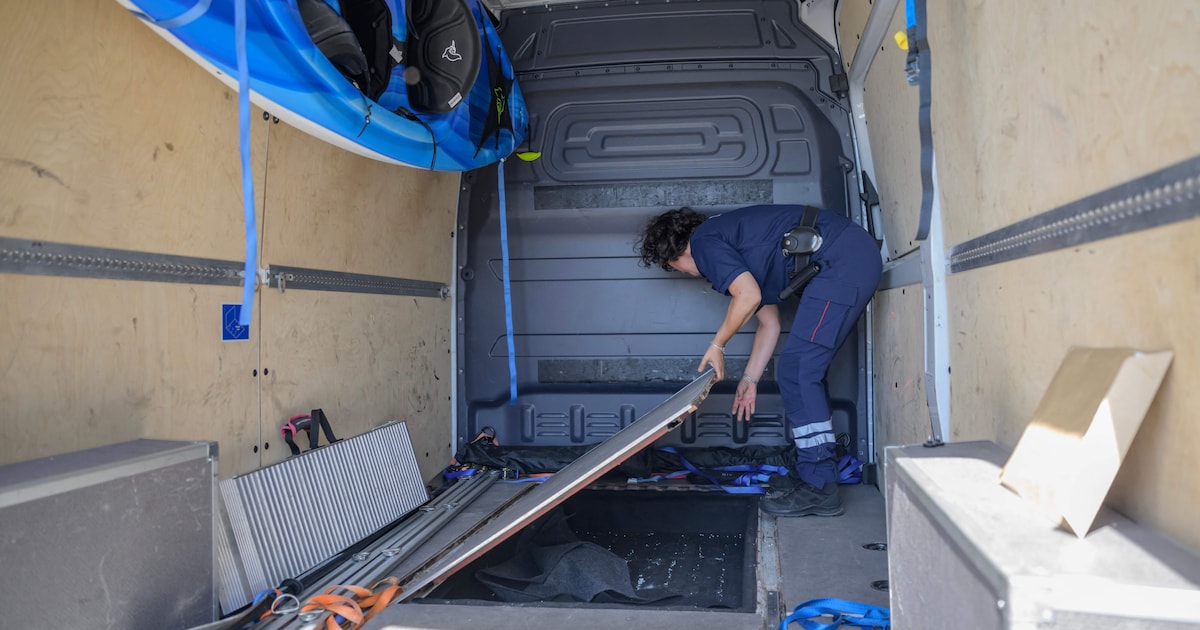 Vondst in verborgen vak van auto brengt man (52) in grote problemen ...