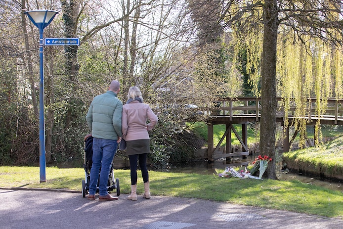 Toen peutergroep terugkeerde van buitenspelen, ontbrak Amin (2 ...