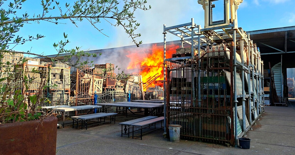 Grote brand in Eemnes onder controle, nog rook door nablussen ...