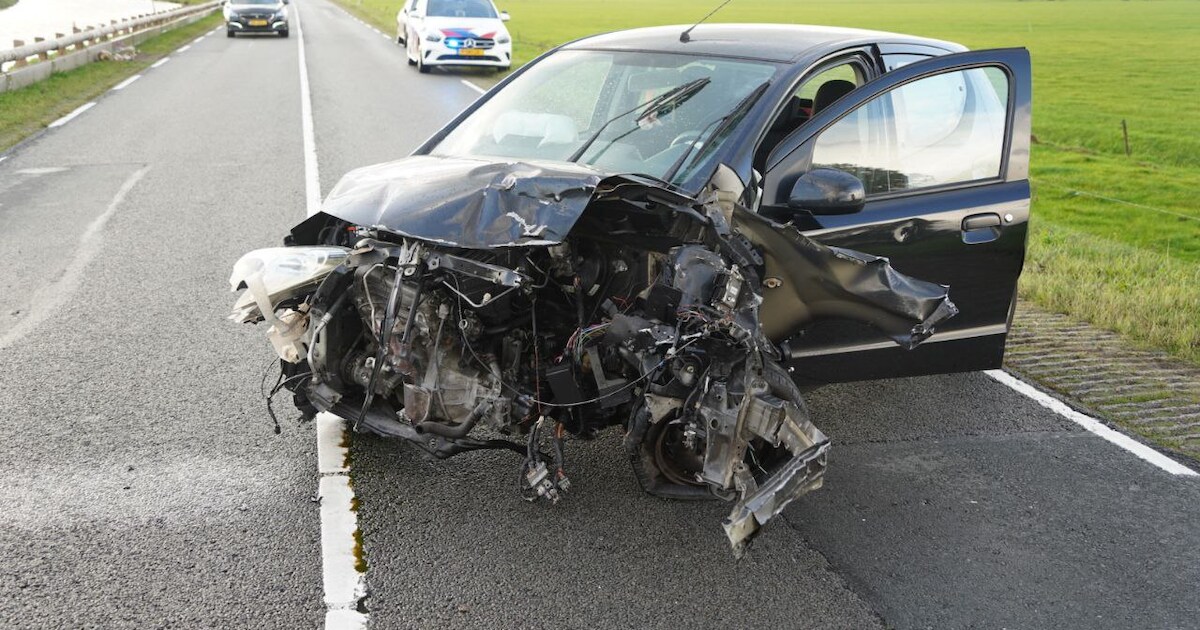 Auto’s in de kreukels en weg vol brokstukken na harde botsing bij Rouveen | 112 nieuws Staphorst ...