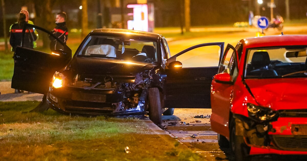 Zware botsing in Apeldoorn: twee gewonden naar het ziekenhuis | Apeldoorn | destentor.nl
