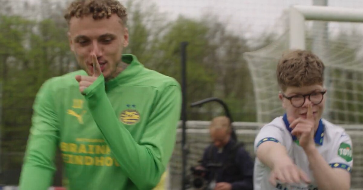 Noa Lang gaat viraal met deze prachtige beelden: PSV’er bezorgt zieke 17-jarige superfan dag van ...